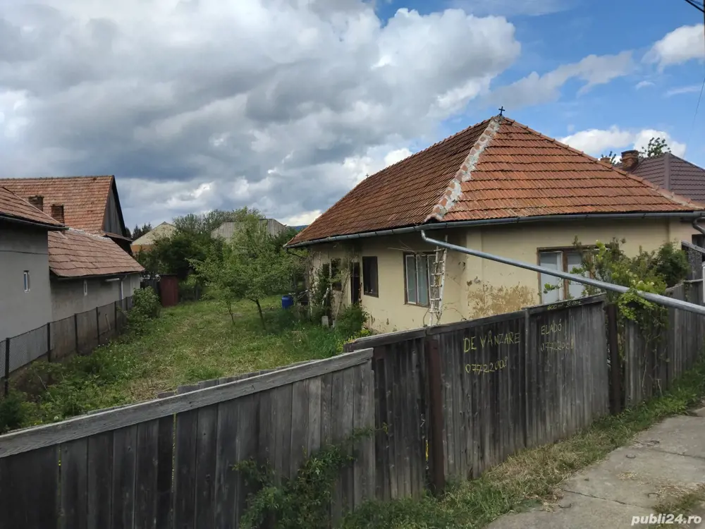 Vând teren intravilan cu casă Bretcu - Imobiliare