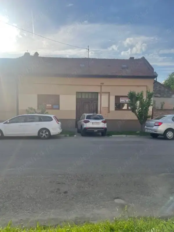 Vand casa situata central , str.L.Rebreanu , langa parcul din strand ...